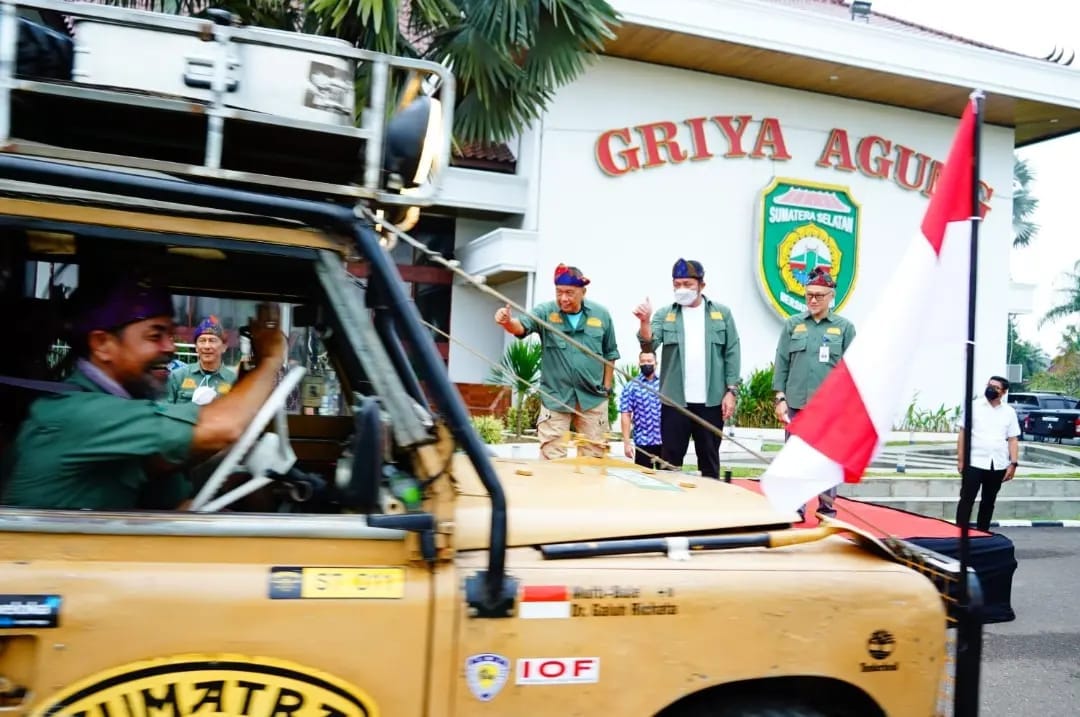 Lepas Perjalanan Land Rover Club Indonesia, Herman Deru Beri Tugas ...